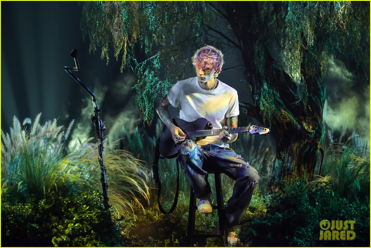 Machine Gun Kelly Dedicates Billboard Music Awards 2022 Performance to ...