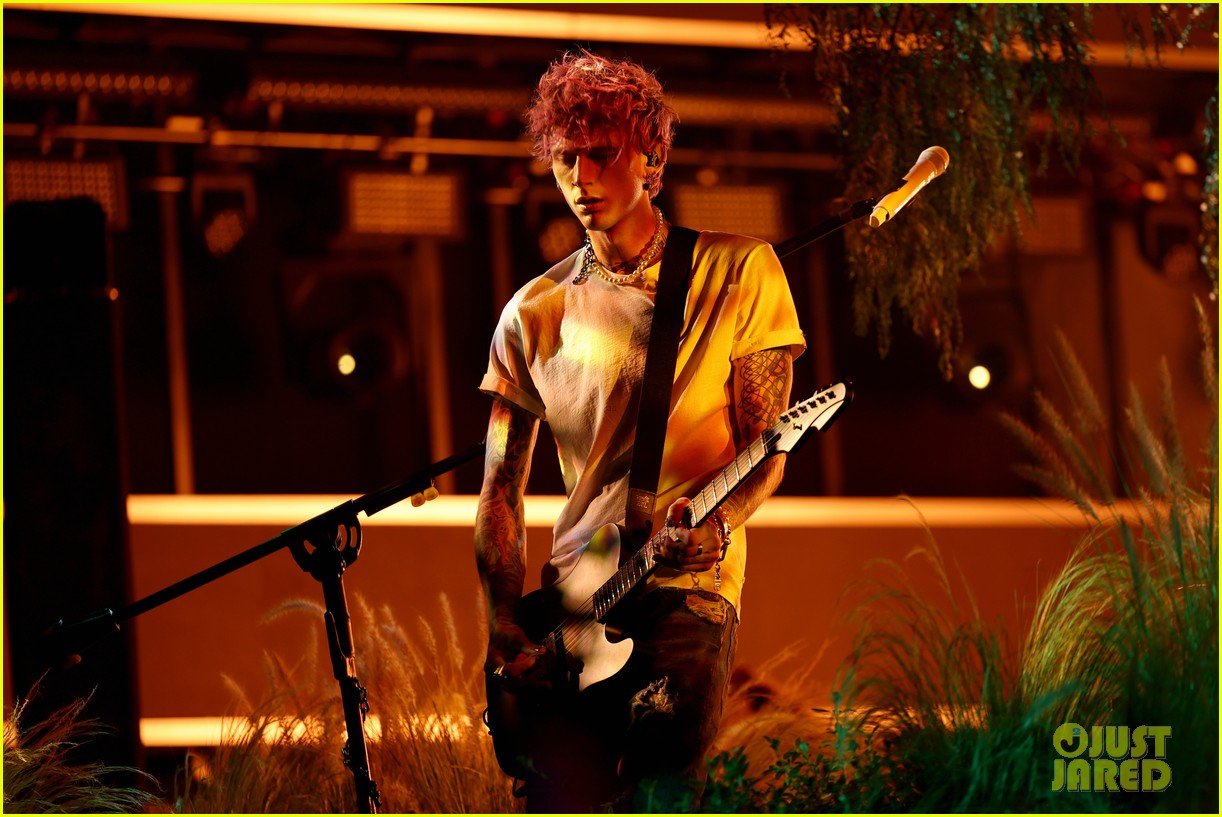 Machine Gun Kelly Dedicates Billboard Music Awards 2022 Performance to ...