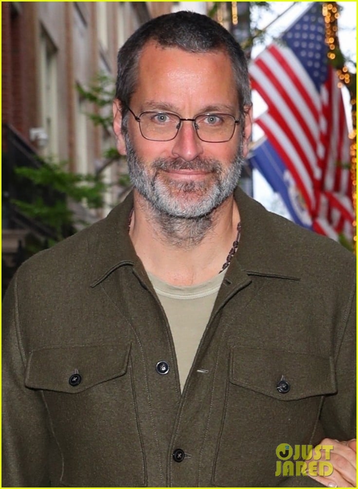 Mariska Hargitay & Hubby Peter Hermann Link Arms for Walk Around NYC ...