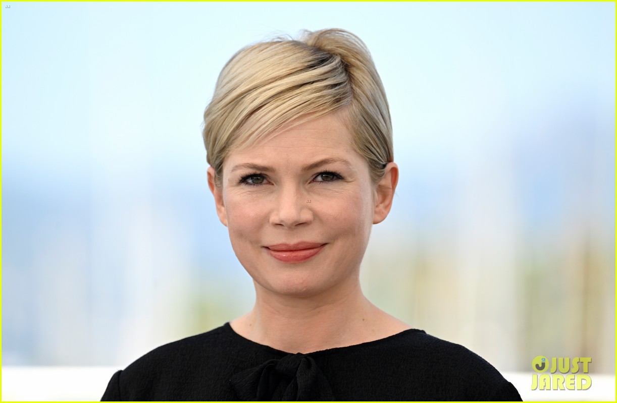 Pregnant Michelle Williams Attends the Photo Call for 'Showing Up' at ...