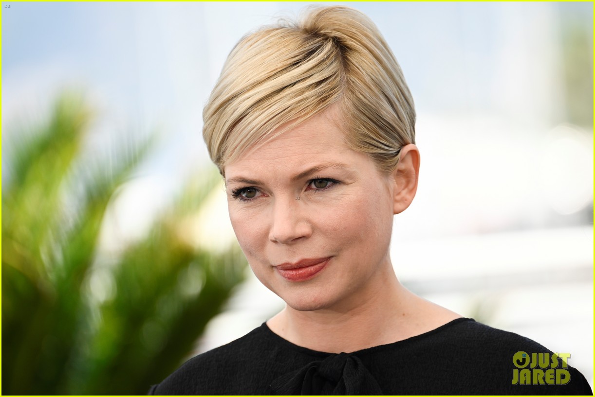 Pregnant Michelle Williams Attends the Photo Call for 'Showing Up' at ...