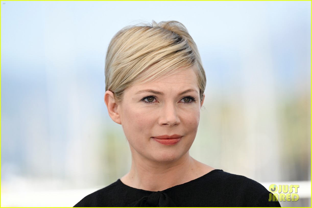 Pregnant Michelle Williams Attends the Photo Call for 'Showing Up' at ...