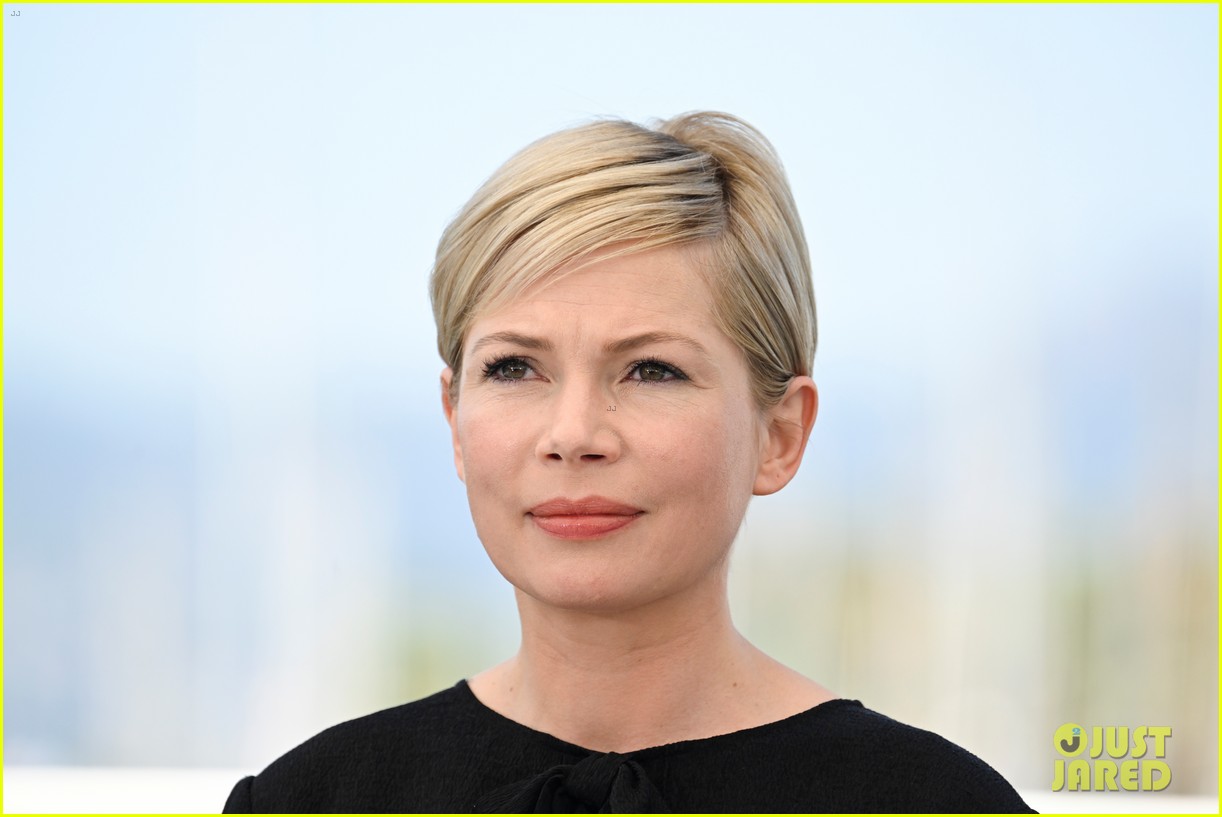 Pregnant Michelle Williams Attends the Photo Call for 'Showing Up' at ...