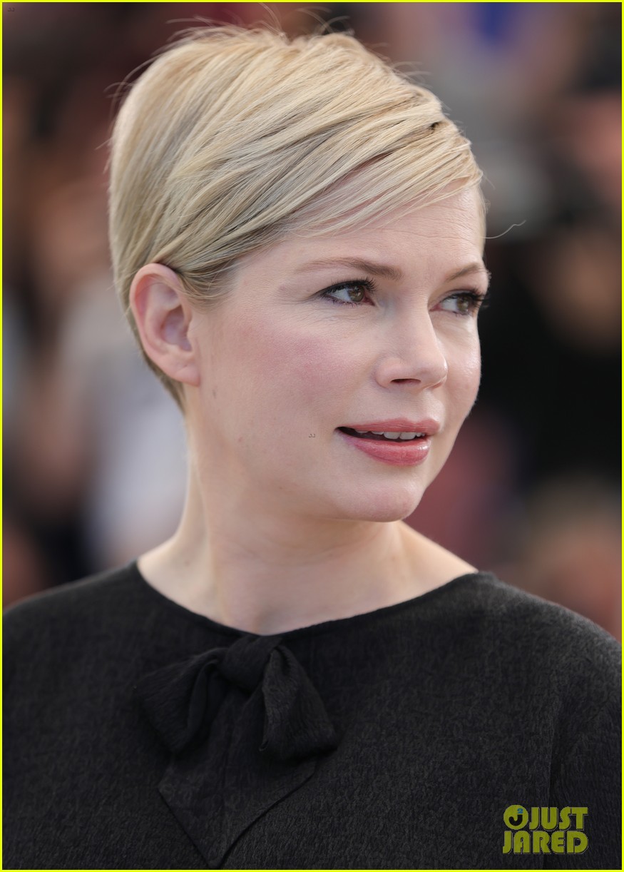 Pregnant Michelle Williams Attends the Photo Call for 'Showing Up' at ...