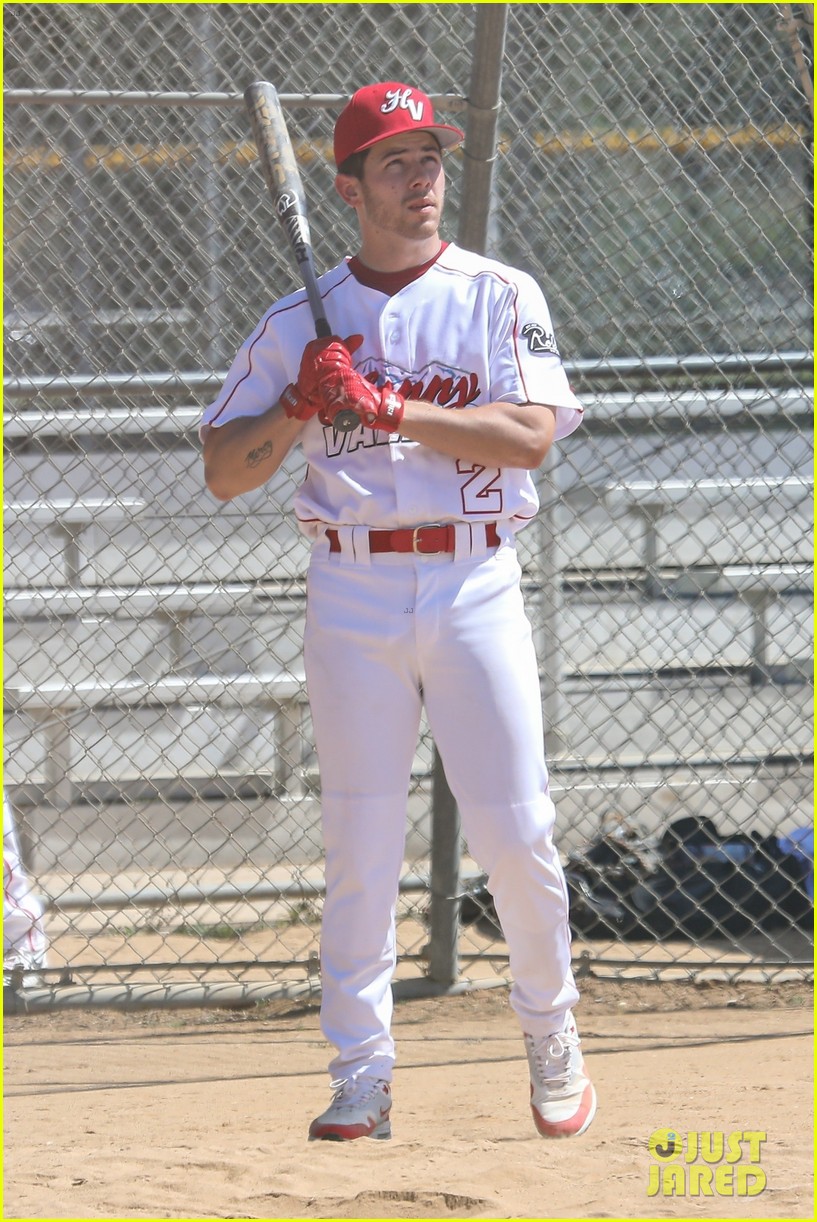 Priyanka Chopra Supports Nick Jonas at His Baseball Game: Photo 4762650 ...