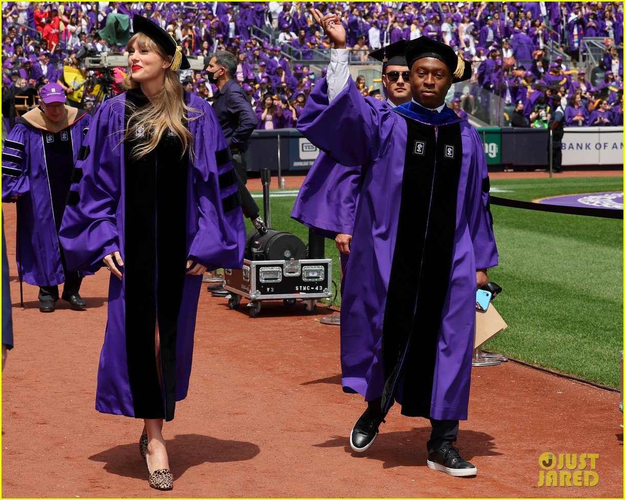 Photo: taylor swift nyu graduation 08 | Photo 4759834 | Just Jared ...