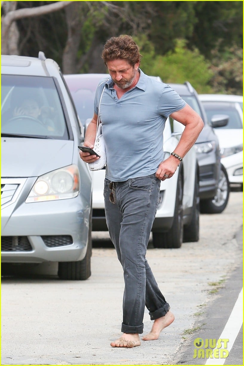Gerard Butler Kicks Off the Weekend With a Malibu Beach Stroll (Photos ...
