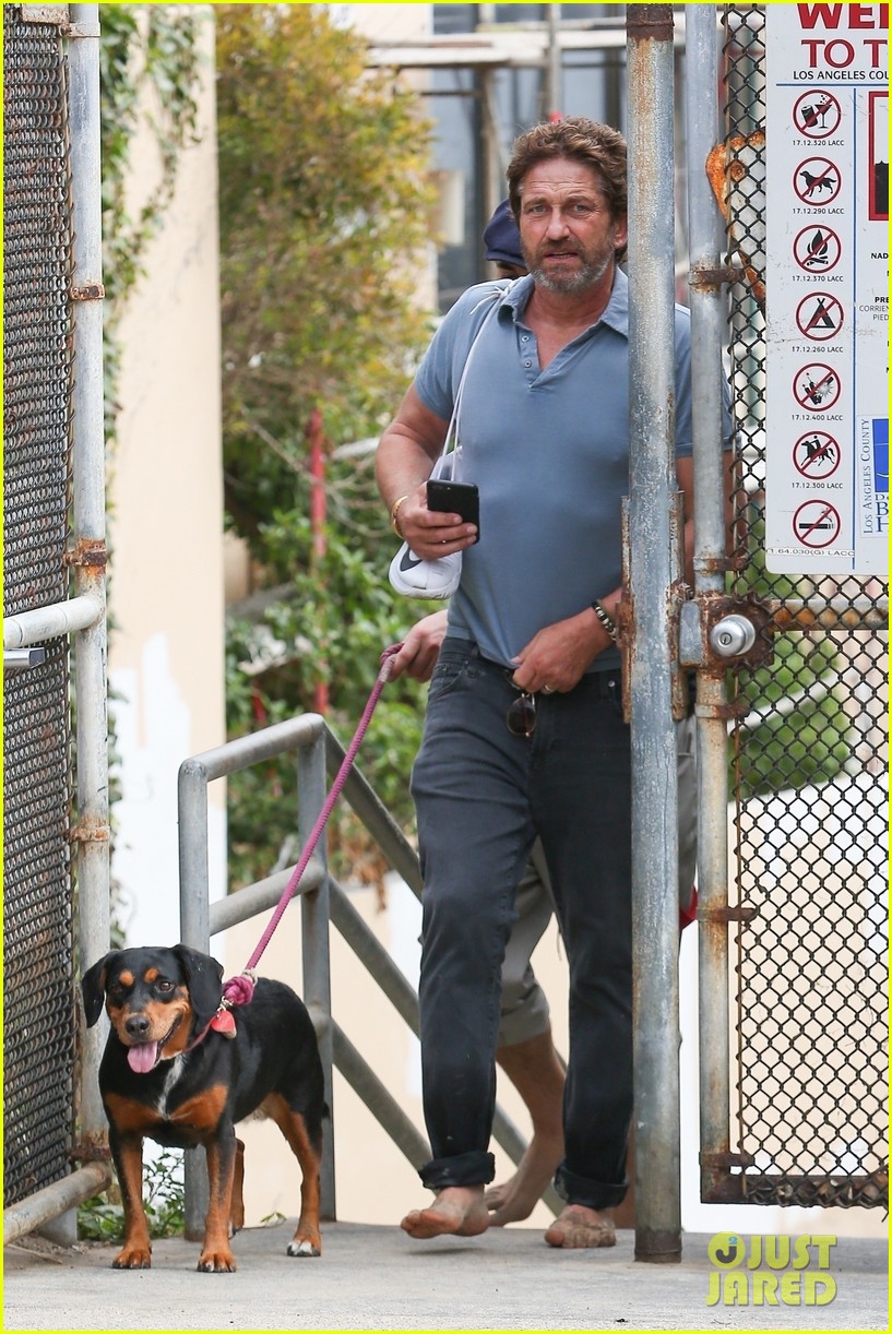 Gerard Butler Kicks Off the Weekend With a Malibu Beach Stroll (Photos ...