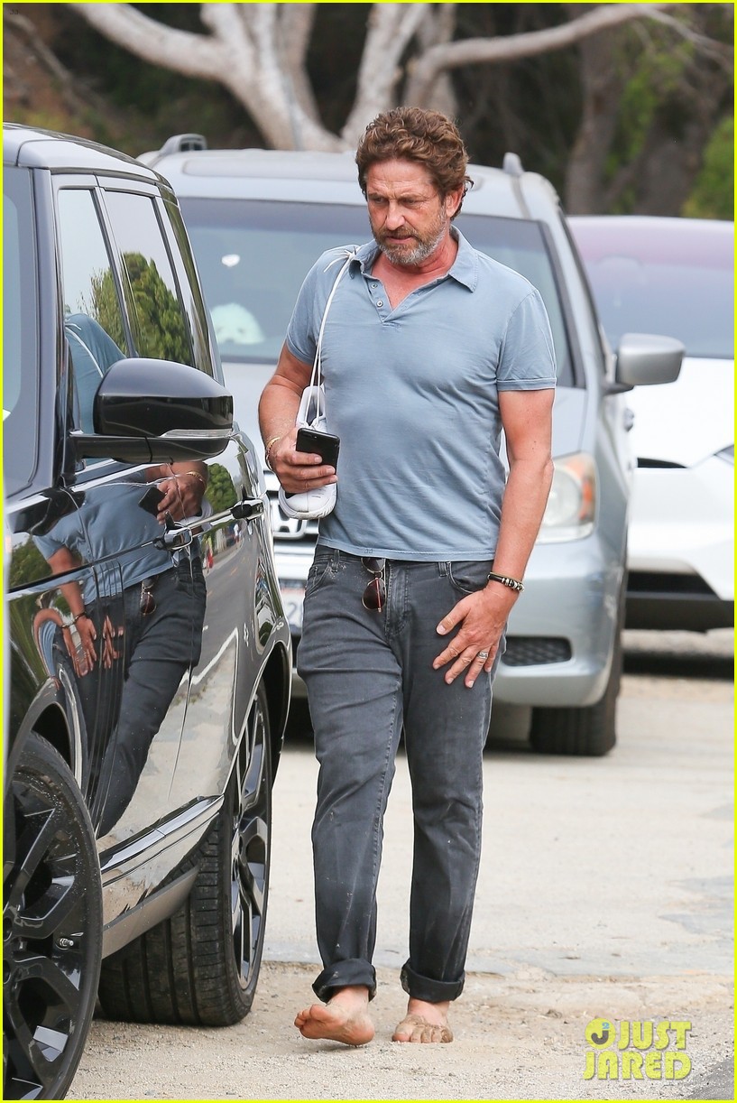 Gerard Butler Kicks Off the Weekend With a Malibu Beach Stroll (Photos ...
