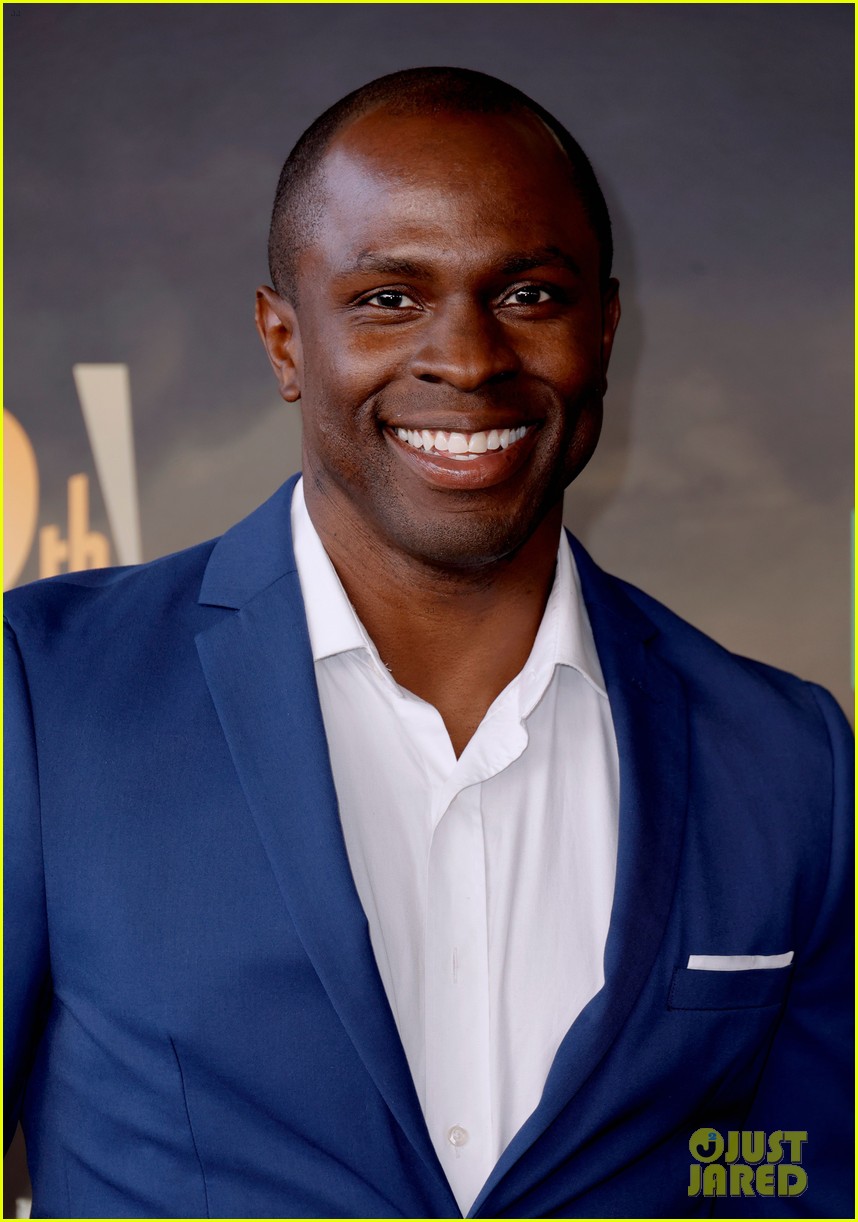 'The Old Man' Dog Stars Steal The Spotlight at Premiere with Jeff ...