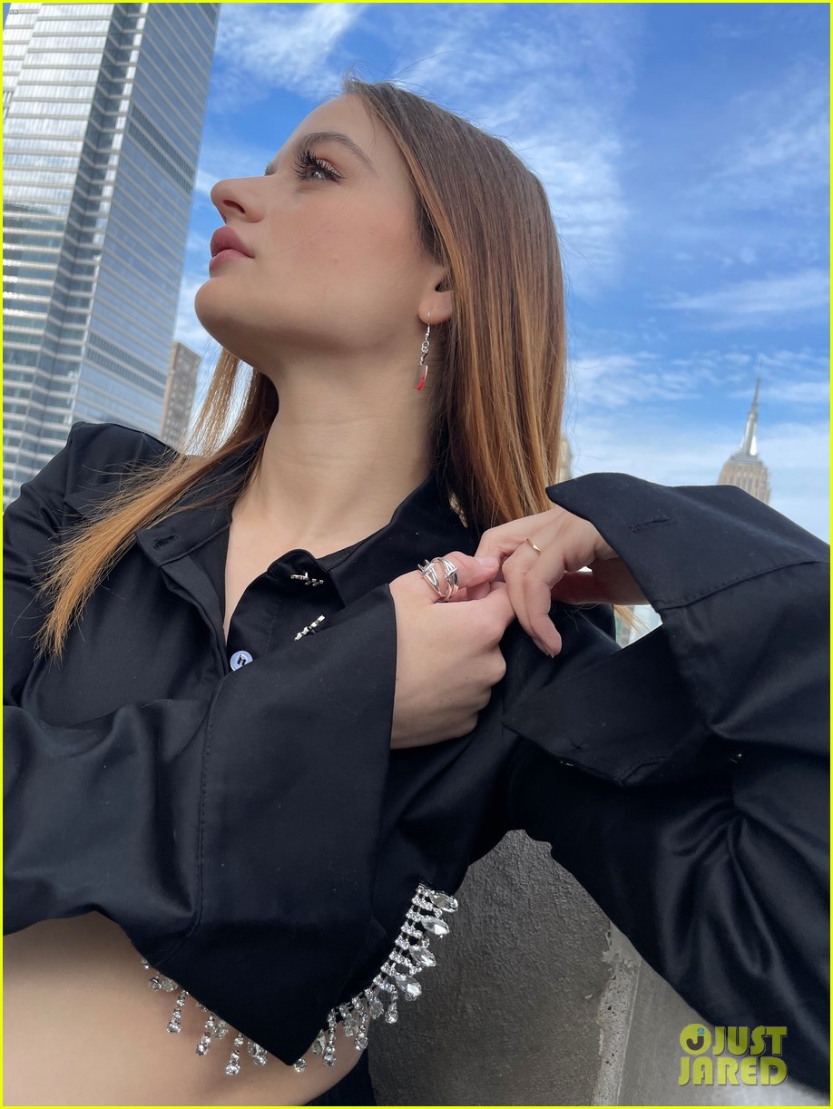 Joey King Strikes a Pose in NYC While Promoting New Hulu Movie 'The ...