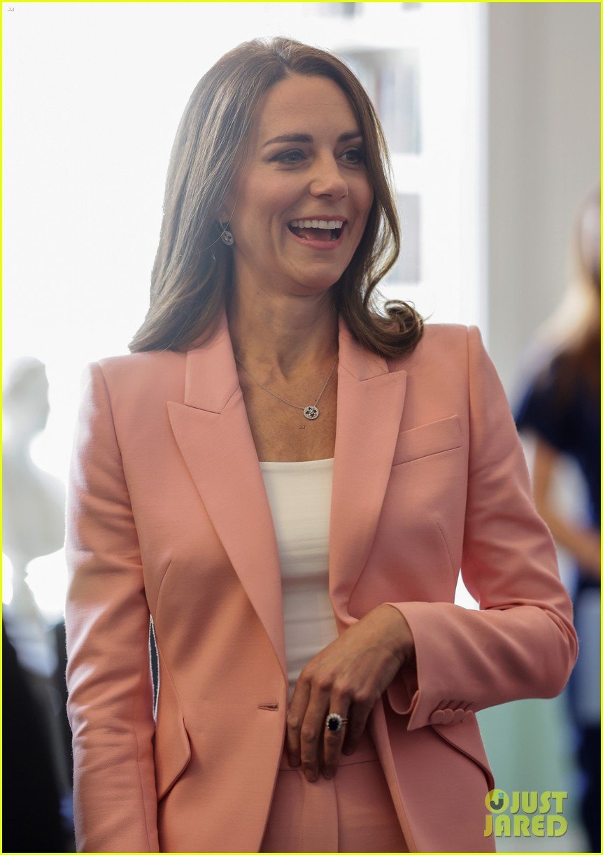 Kate Middleton Wears Perfect Shade of Pink For Roundtable Meeting Close ...