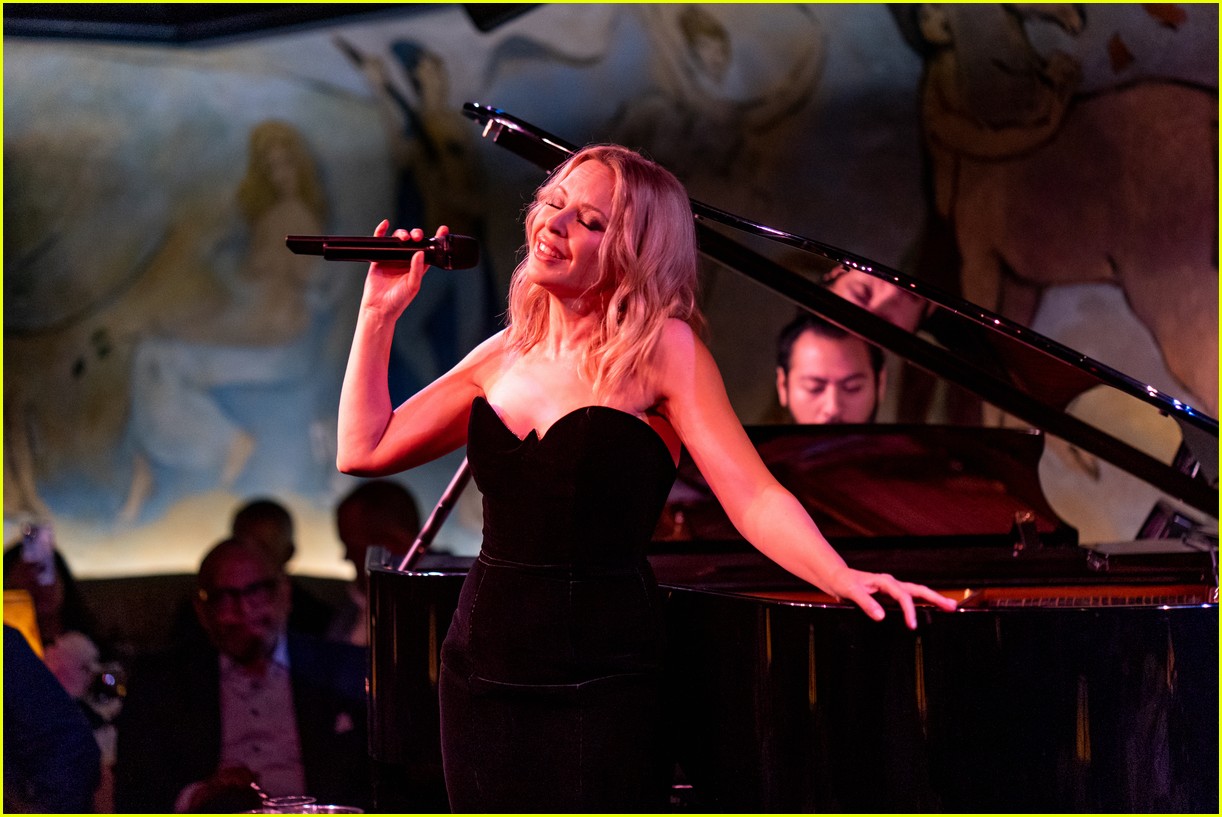 Kylie Minogue Celebrates U.S. Wine Launch With Intimate Café Carlyle ...