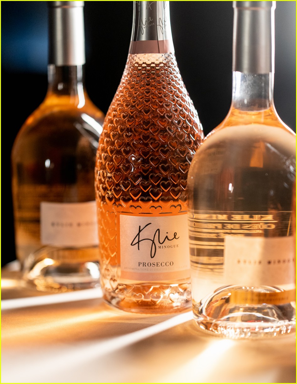 Kylie Minogue Celebrates U.S. Wine Launch With Intimate Café Carlyle ...