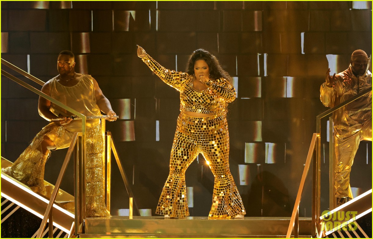 Lizzo Opens BET Awards 2022 with Performance of 'About Damn Time ...