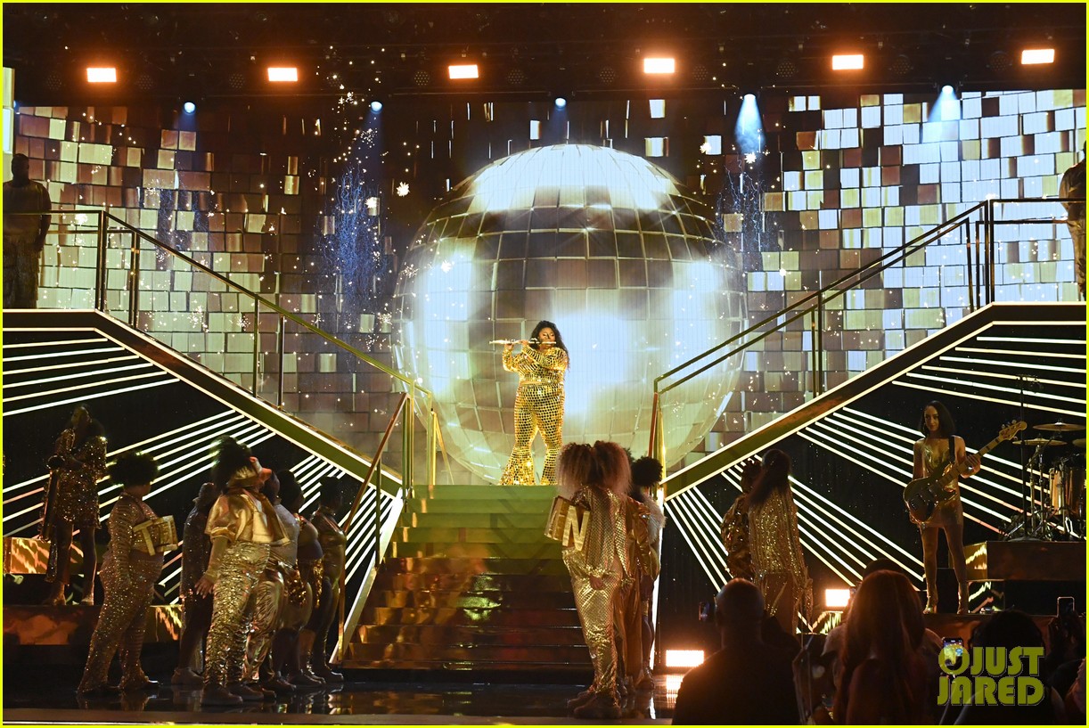 Lizzo Opens BET Awards 2022 with Performance of 'About Damn Time ...