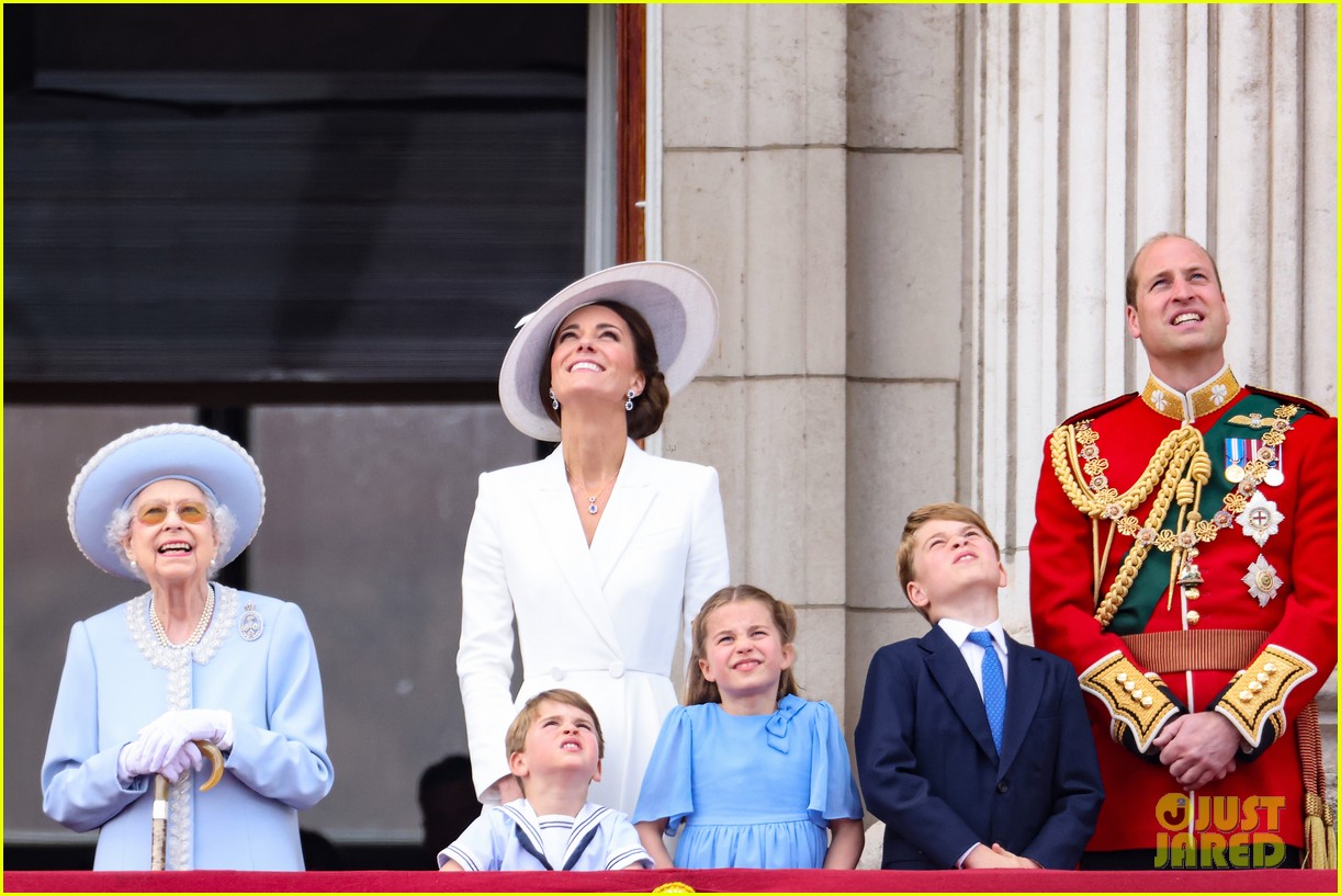 Lip Reader Reveals What Prince Louis Asked Queen Elizabeth After Photo ...