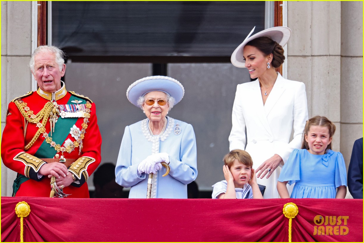 Lip Reader Reveals What Prince Louis Asked Queen Elizabeth After Photo ...