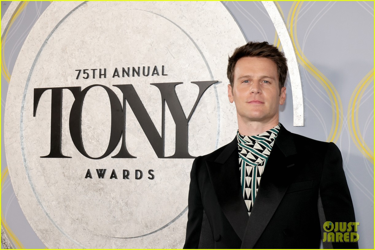 BFFs Lea Michele & Jonathan Groff Walk Tonys Carpet Together Ahead of ...