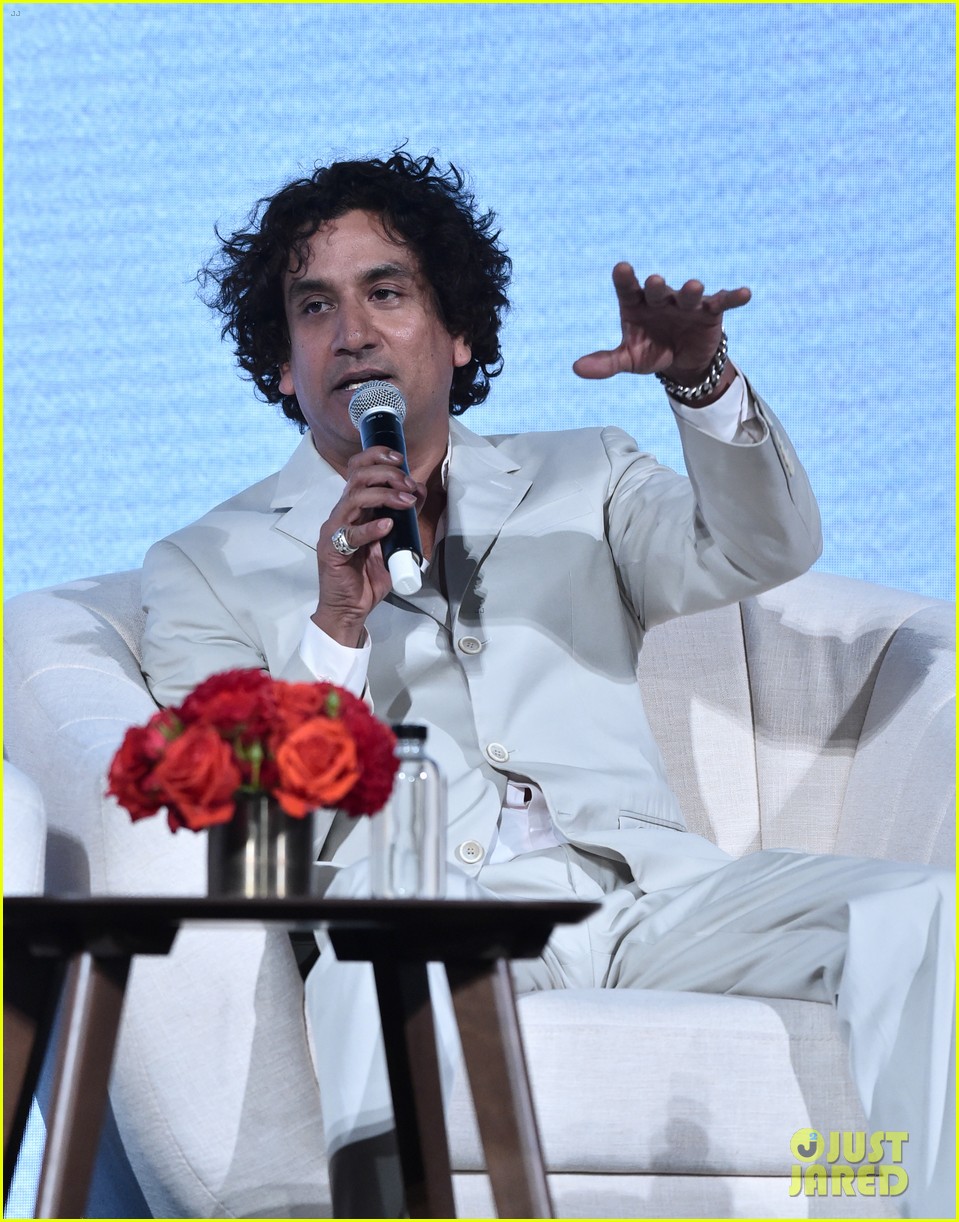 Amanda Seyfried Wears Sparkling Outfit at 'The Dropout' FYC Event with ...