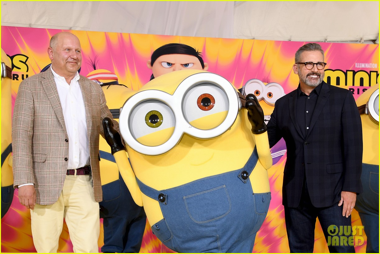 Steve Carell Signs 'Rise of Gru' Minions Names For Hand & Footprint ...