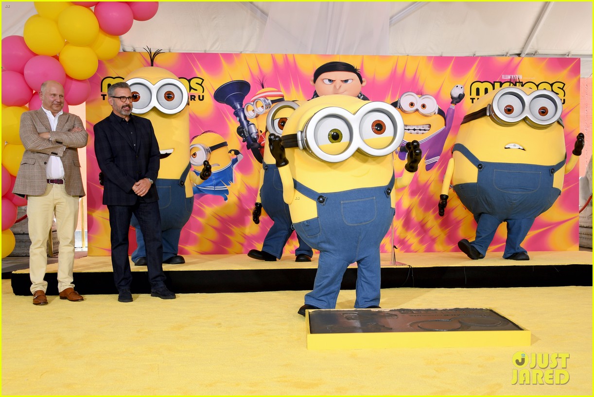 Steve Carell Signs 'Rise of Gru' Minions Names For Hand & Footprint ...