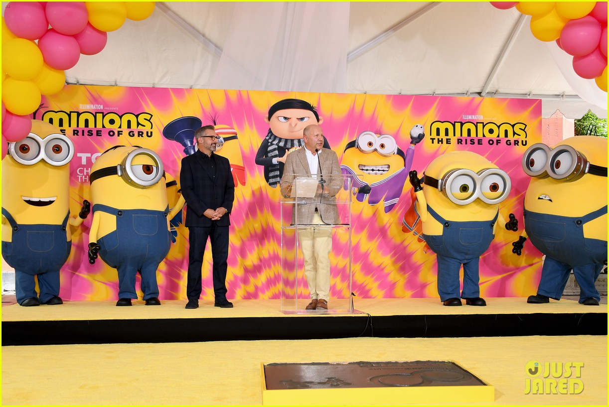 Steve Carell Signs 'Rise of Gru' Minions Names For Hand & Footprint ...