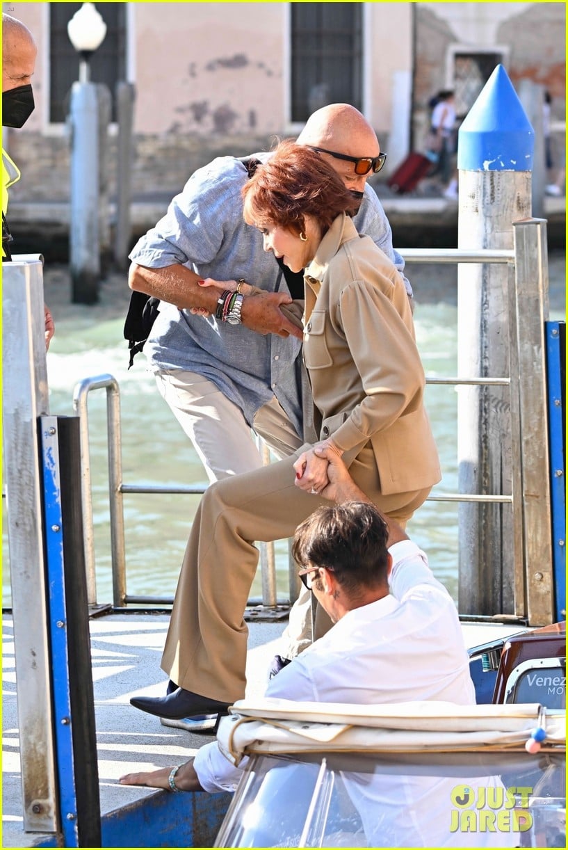 Jane Fonda, Diane Keaton, Candice Bergen & Mary Steenburgen Continue ...