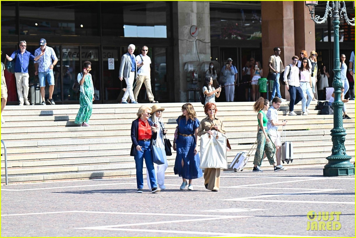 Jane Fonda, Diane Keaton, Candice Bergen & Mary Steenburgen Continue ...