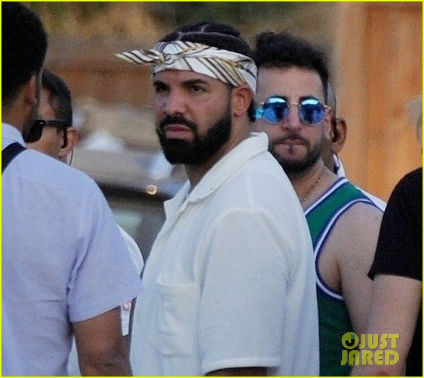 Drake Grabs Dinner with His Friends in Ibiza: Photo 4790613 | Drake ...
