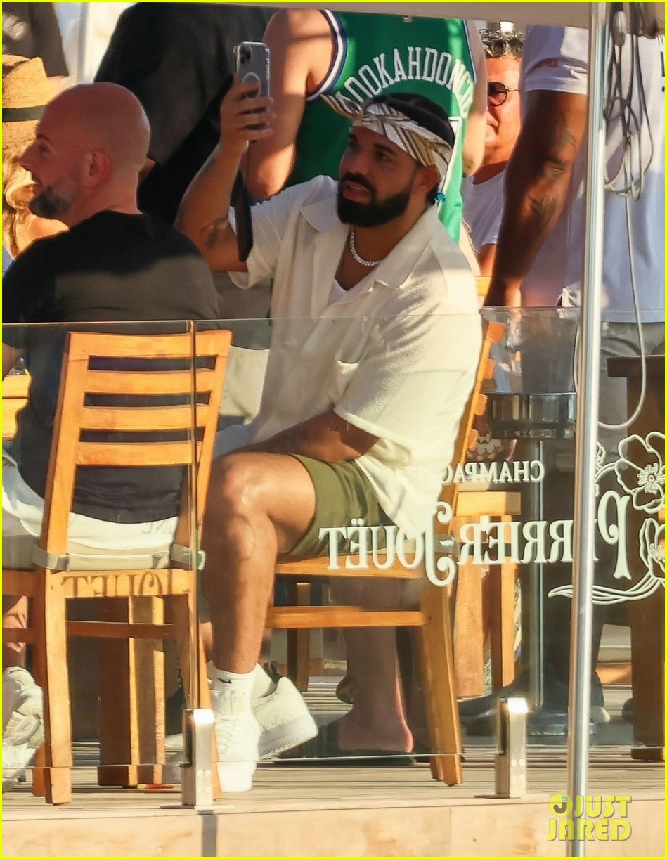 Drake Grabs Dinner with His Friends in Ibiza: Photo 4790614 | Drake ...