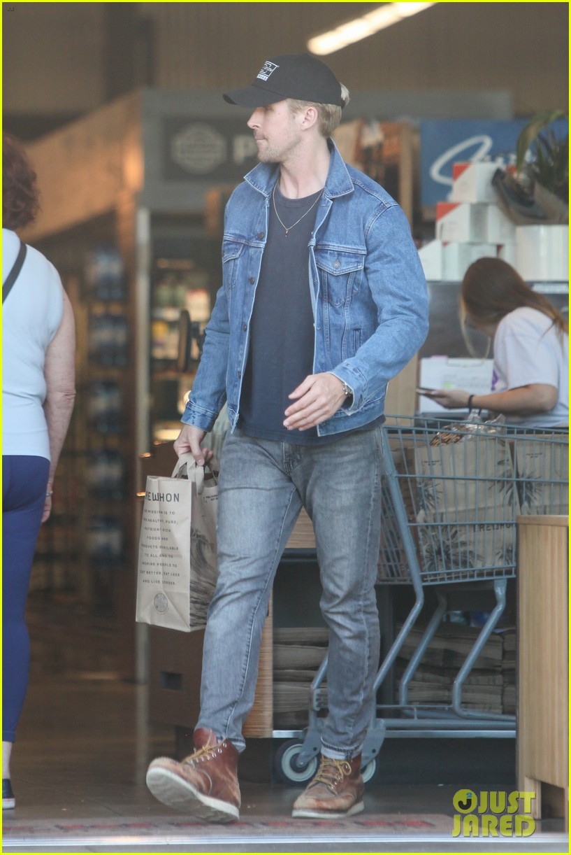 Ryan Gosling Stops by Erewhon Market to Do Some Grocery Shopping: Photo ...