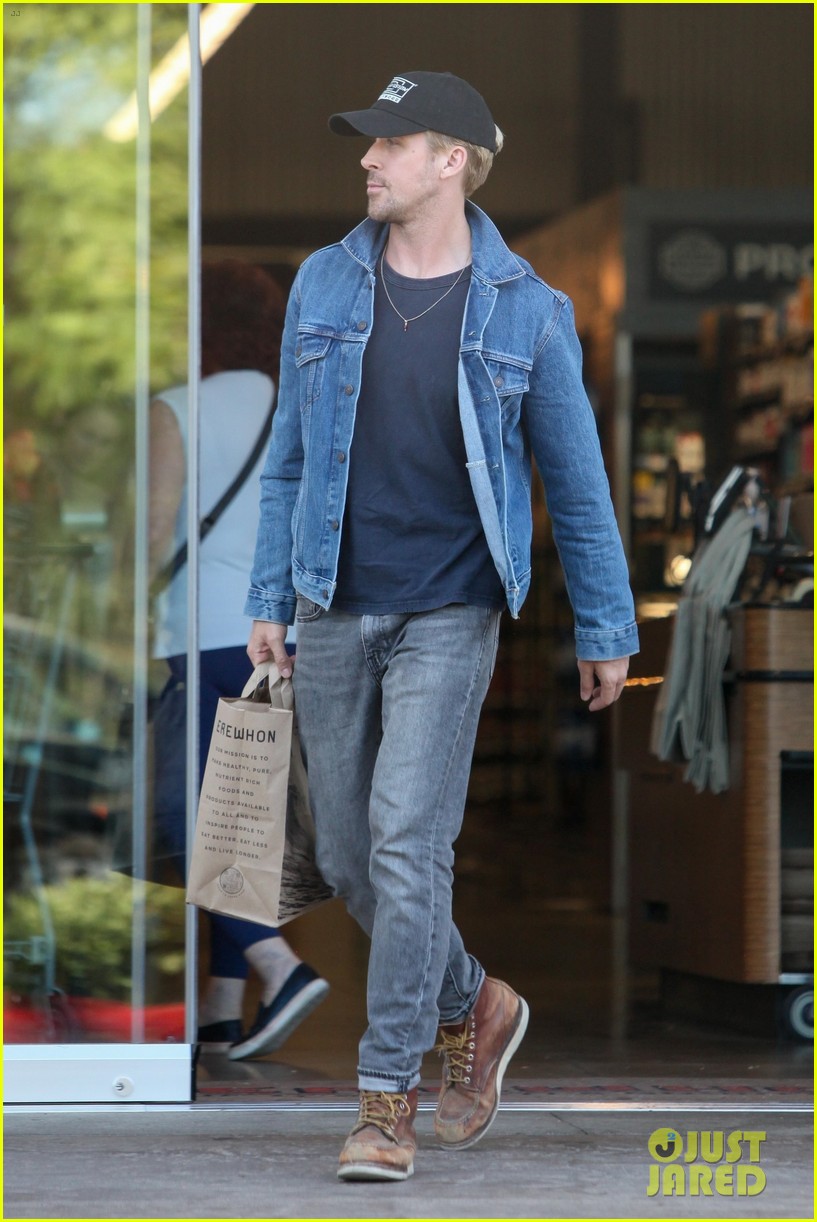 Ryan Gosling Stops by Erewhon Market to Do Some Grocery Shopping: Photo ...