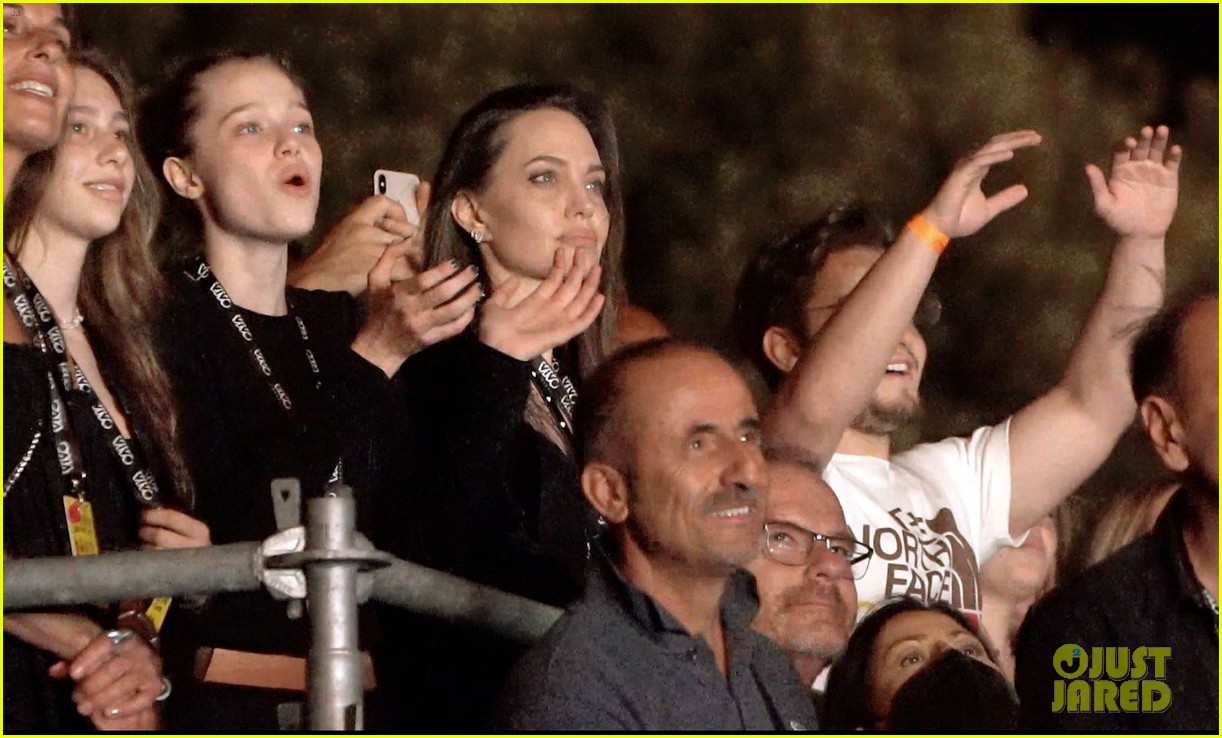 Angelina Jolie & Daughter Shiloh Check Out Måneskin in Concert!: Photo ...