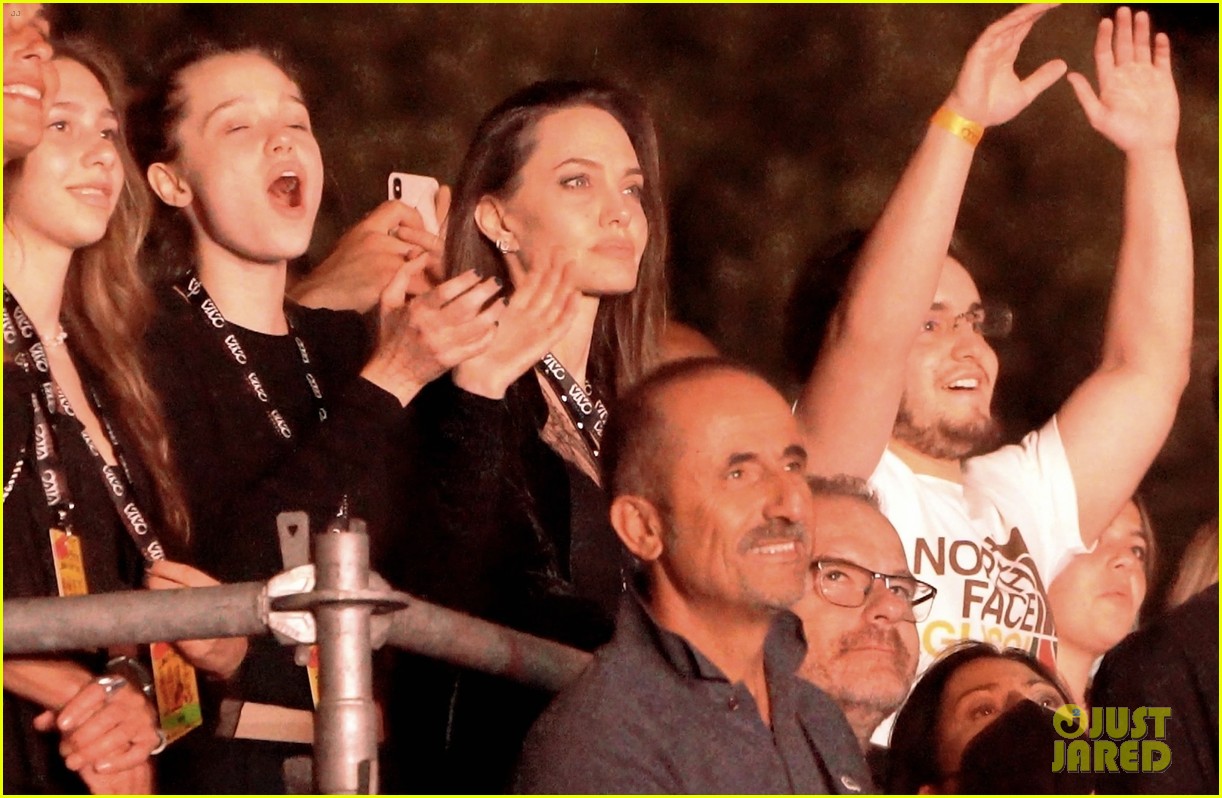 Angelina Jolie & Daughter Shiloh Check Out Måneskin in Concert!: Photo ...