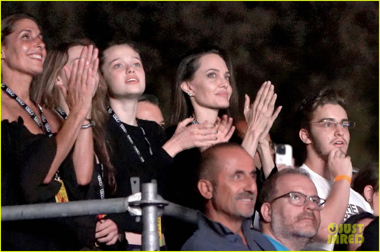 Angelina Jolie & Daughter Shiloh Check Out Måneskin in Concert!: Photo ...
