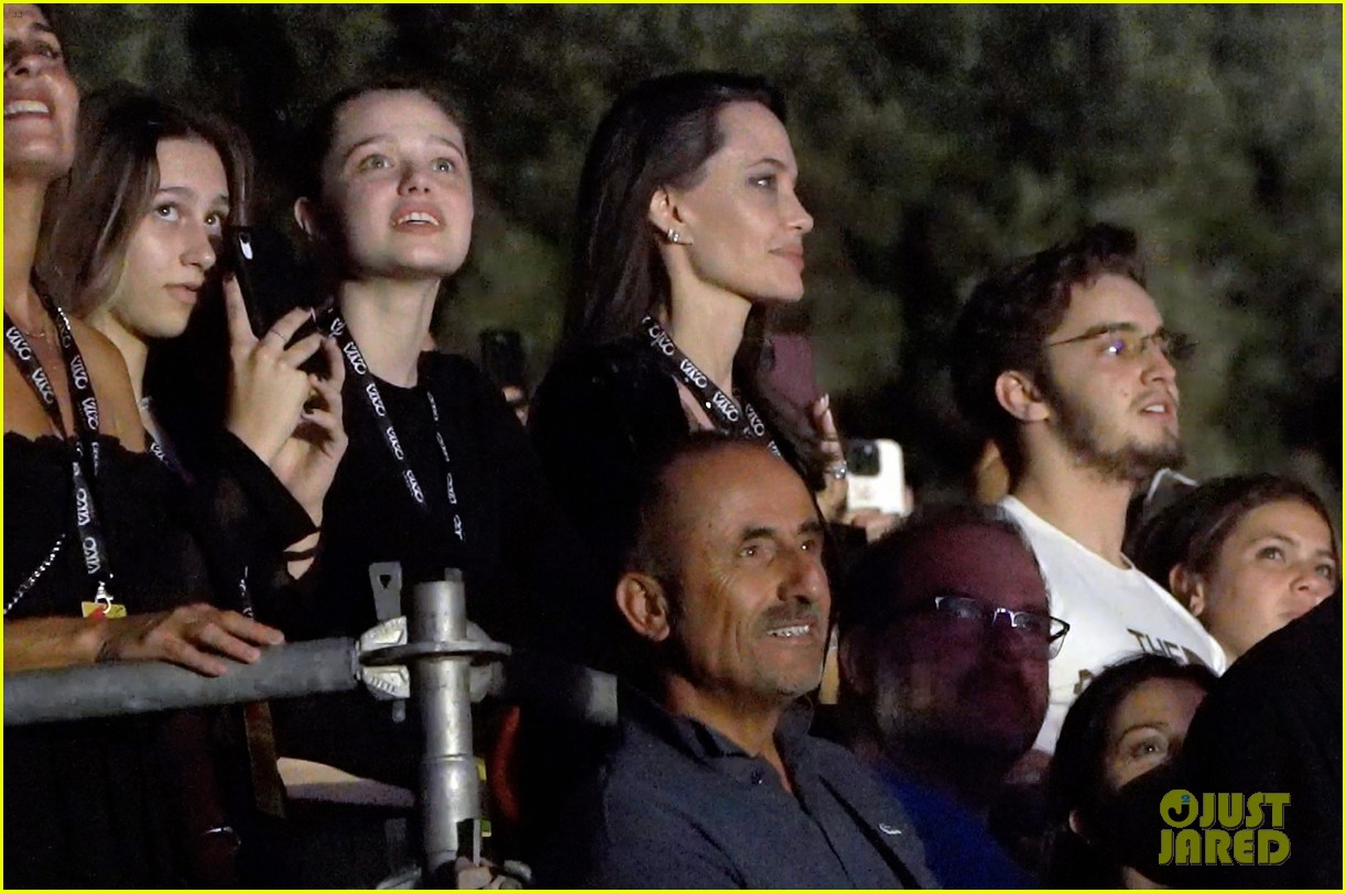 Angelina Jolie & Daughter Shiloh Check Out Måneskin in Concert!: Photo ...