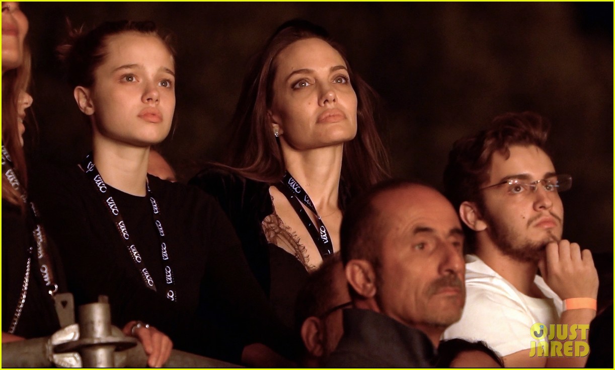 Angelina Jolie & Daughter Shiloh Check Out Måneskin in Concert!: Photo ...