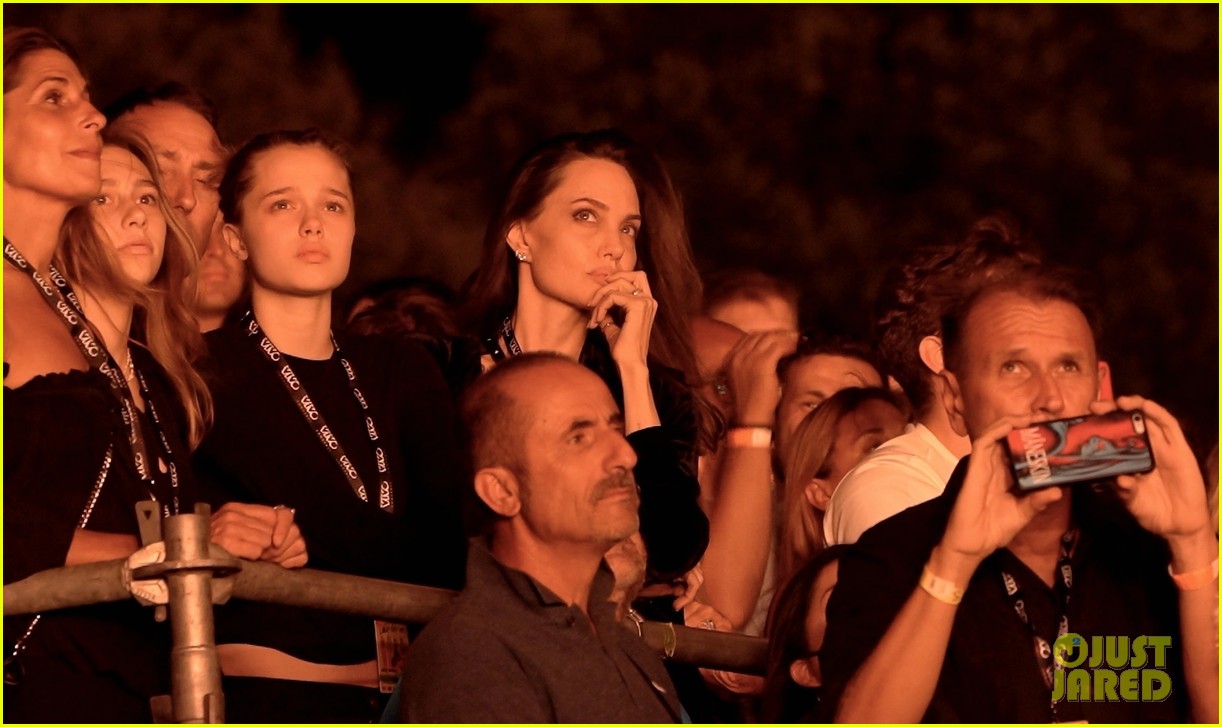 Angelina Jolie & Daughter Shiloh Check Out Måneskin in Concert!: Photo ...