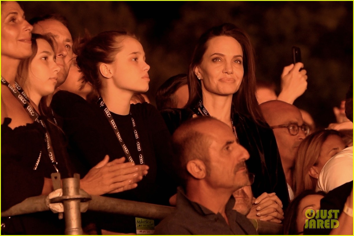 Angelina Jolie & Daughter Shiloh Check Out Måneskin in Concert!: Photo ...