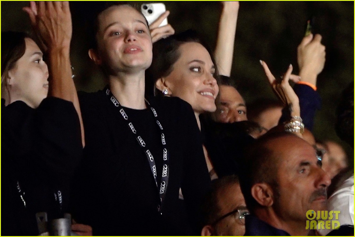 Angelina Jolie & Daughter Shiloh Check Out Måneskin in Concert!: Photo ...