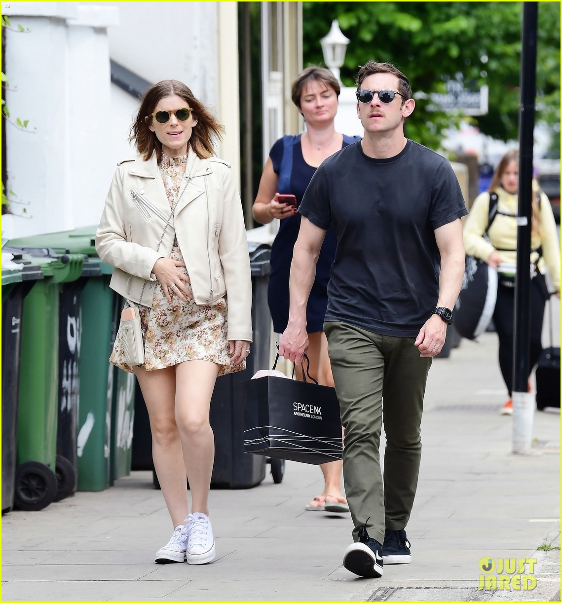 Kate Mara & Jamie Bell Spend the Afternoon House Hunting in London ...