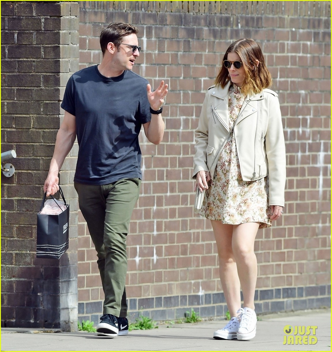 Kate Mara & Jamie Bell Spend the Afternoon House Hunting in London ...