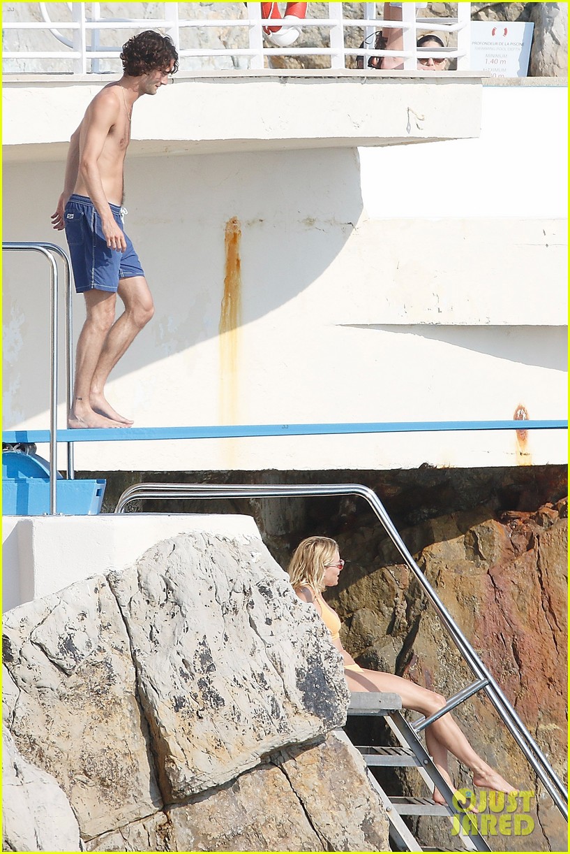 Sienna Miller Dives Off A Ladder During Swim in France With Oli Green ...