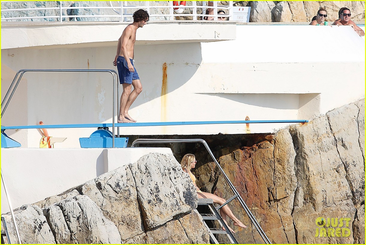 Sienna Miller Dives Off A Ladder During Swim in France With Oli Green ...