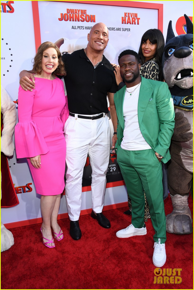 Keanu Reeves Meets Up With Dwayne Johnson & Kevin Hart at 'DC League of ...