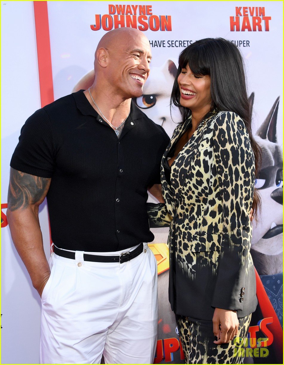 Keanu Reeves Meets Up With Dwayne Johnson & Kevin Hart at 'DC League of ...