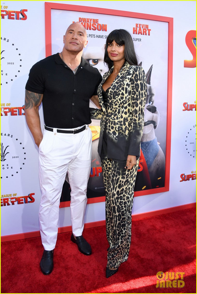 Keanu Reeves Meets Up With Dwayne Johnson & Kevin Hart at 'DC League of ...