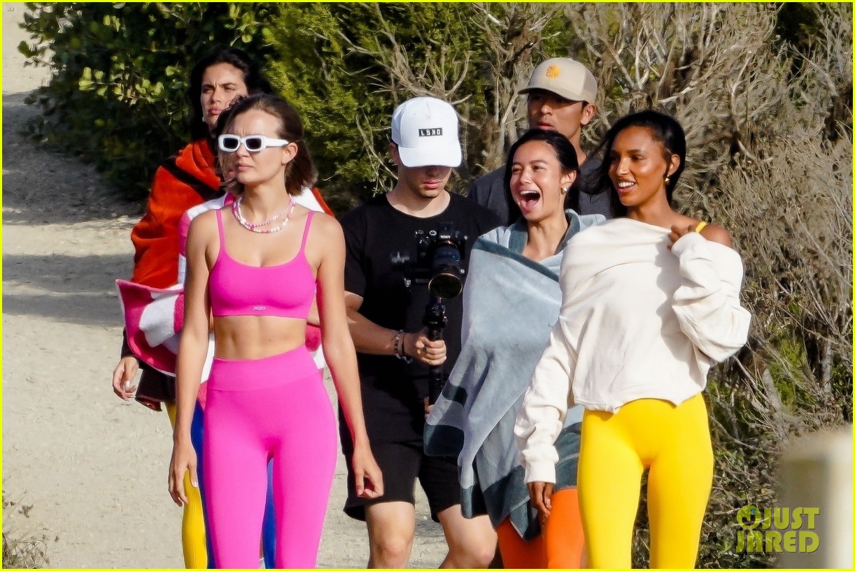 Sara Sampaio, Jasmine Tookes, & More Victoria's Secret Models Pose in ...