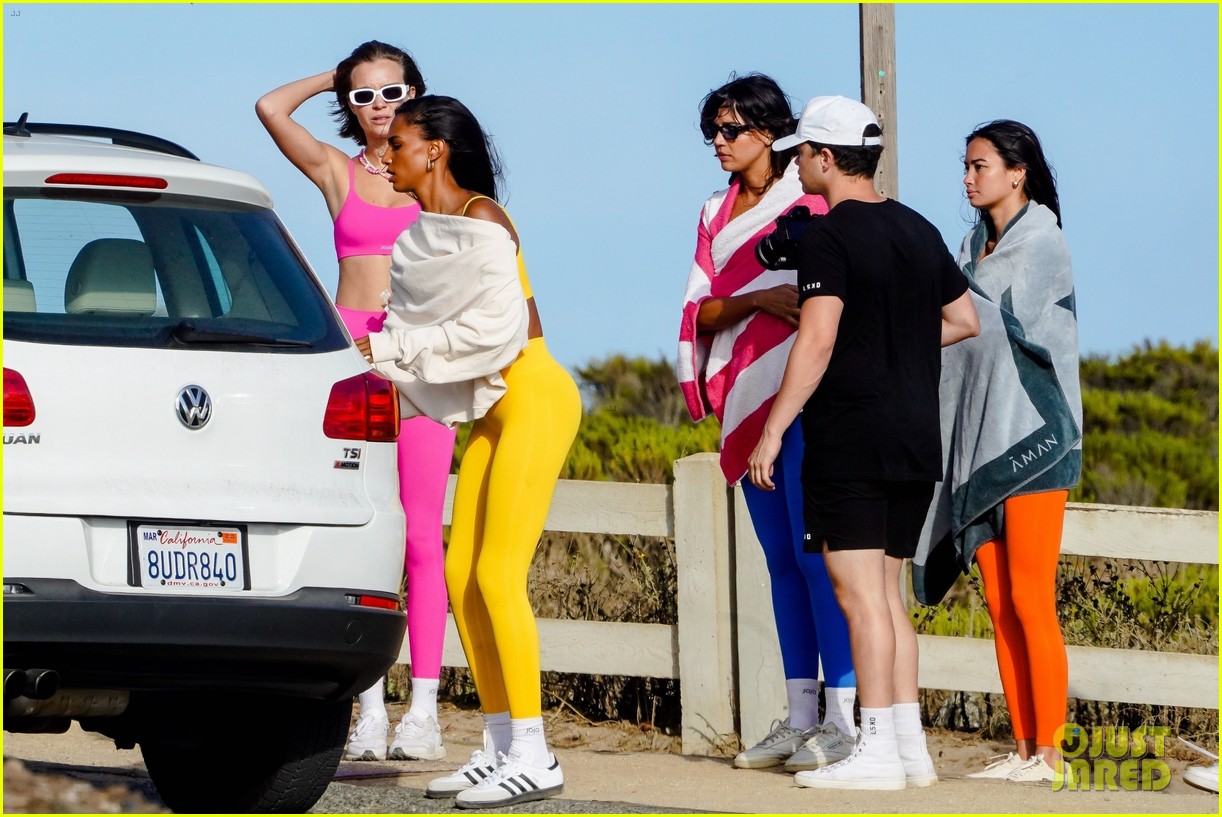 Sara Sampaio, Jasmine Tookes, & More Victoria's Secret Models Pose in ...